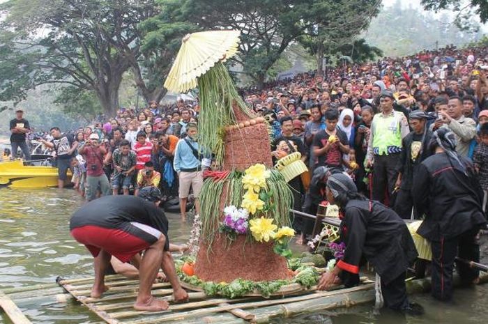 Mengenal Tradisi Larung Sesaji, yang Terkenal dalam Masyarakat ...