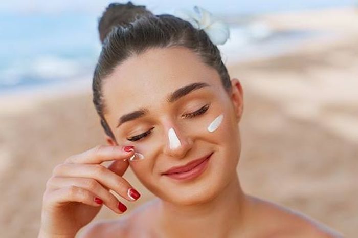 Cara Memakai Sunscreen yang Tepat Agar Hasilnya Efektif, Ini Minimal ...