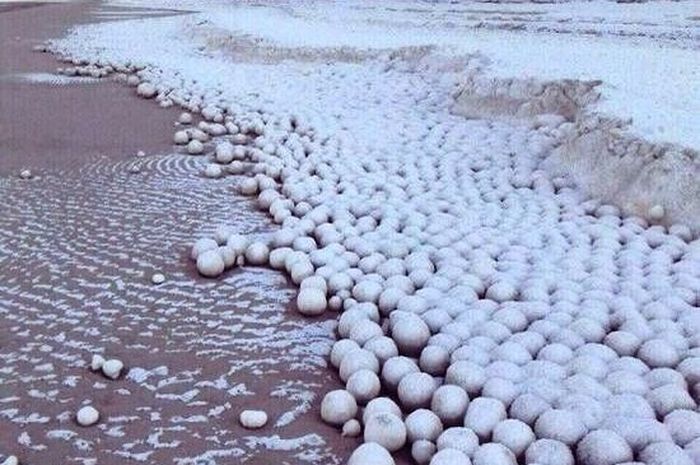 Unik dan Misterius, Bagaimana Fenomena Alam Bola-Bola Es Muncul di ...