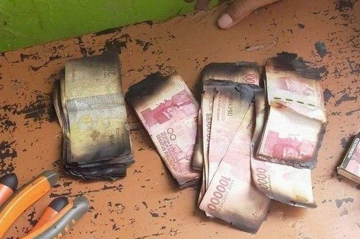 Uang Rp 25 Juta Pedagang Pentol Habis Dilalap Api Gara-gara HP Dicas ... Uang Rp 25 Juta Pedagang Pentol Habis Dilalap Api Gara-gara HP Dicas ...