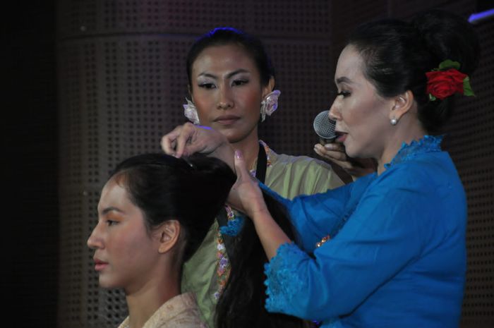 Jangan Mau Kalah! Anak Muda Juga Bisa Ikut Pelestarian Sanggul Cepol Betawi Lho - CewekBanget