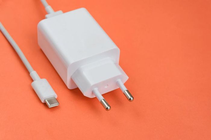 Cara Membersihkan Kabel Charger HP yang Mulai Kusam, Sudah Tahu? - Kids