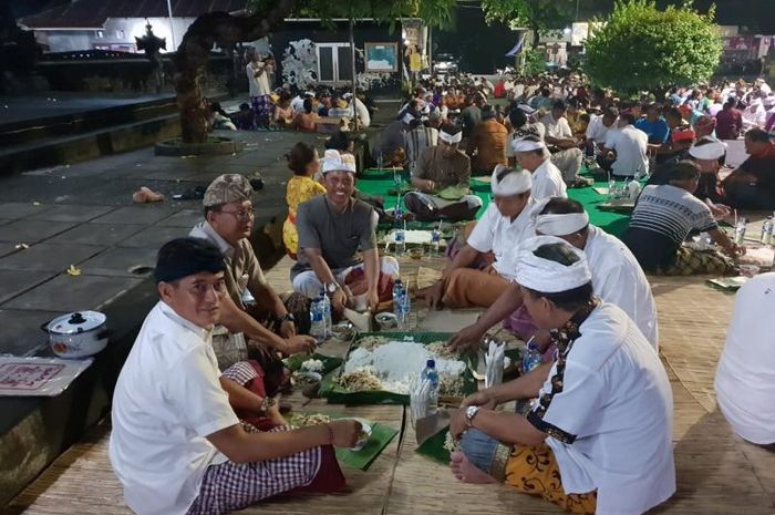 Penjelasan Soal Tradisi Megibung di Bali yang Ada Sejak Tahun 1692 ...