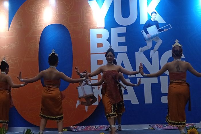 Tari Dera Ti Bagak asal Kalimantan Barat, Buka Kompas Travel Fair 2023 ...