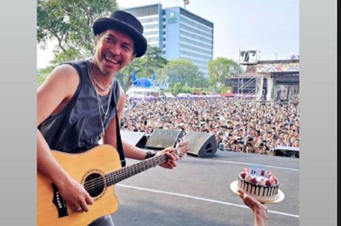 Usianya Tepat Setengah Abad, Ridho Slank Dapat Kejutan di Panggung ...