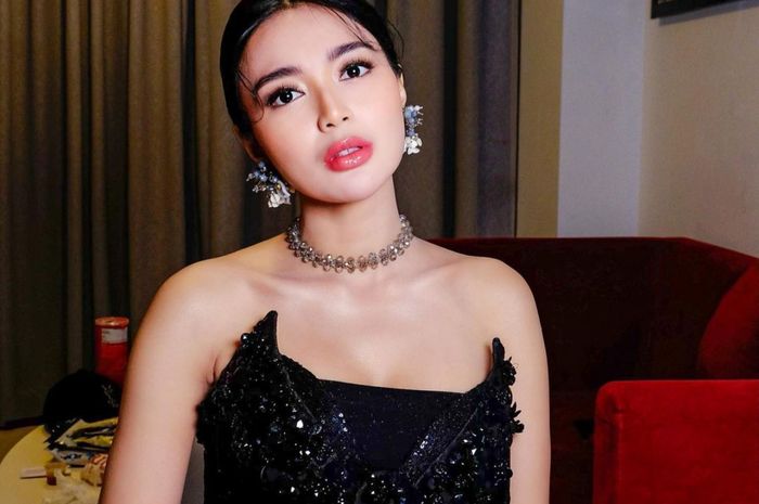 Janda Seksi Aduhai! Wika Salim Curi Perhatian Saat Manggung Pakai Gaun ...