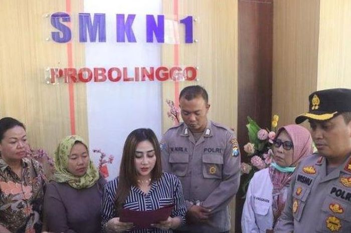 Seleb TikTok yang Caci Maki Siswi Magang di SMKN 1 Probolinggo Muncul ... Seleb TikTok yang Caci Maki Siswi Magang di SMKN 1 Probolinggo Muncul ...