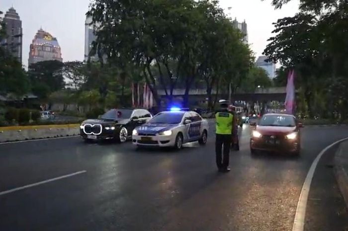 Polda Metro Jaya Angkat Bicara Usai Viral Video Mobil Polisi Terobos ...