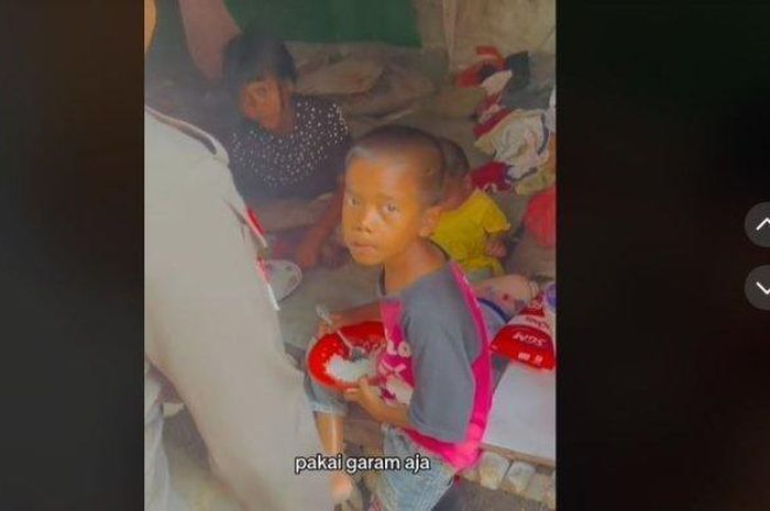 Makan Nasi Pakai Garam, Reaksi 4 Bocah Kakak Beradik Dibelikan Ayam ... Makan Nasi Pakai Garam, Reaksi 4 Bocah Kakak Beradik Dibelikan Ayam ...