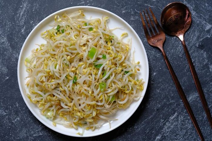 Murah dan Sehat, Apa Efeknya Kalau Kita Terlalu Banyak Makan Taoge? - Kids