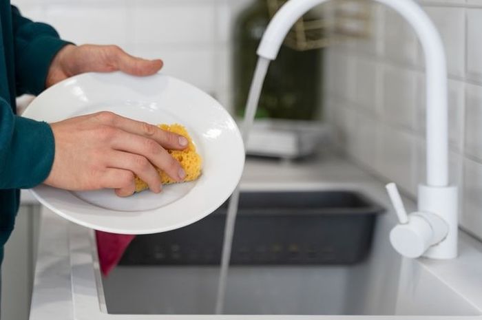 Pantas Karyawan Katering Kalau Cuci Piring Bisa Kinclong dalam Hitungan ... Pantas Karyawan Katering Kalau Cuci Piring Bisa Kinclong dalam Hitungan ...