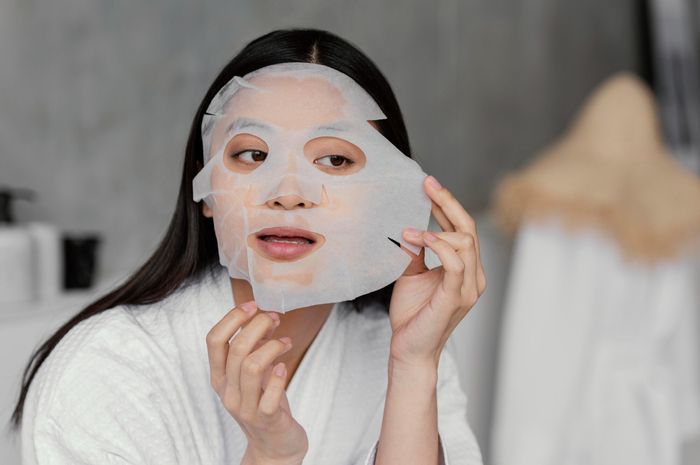 Manfaat Tak Terduga Pakai Sheet Mask Secara Rutin, Wajib Tahu! - Stylo