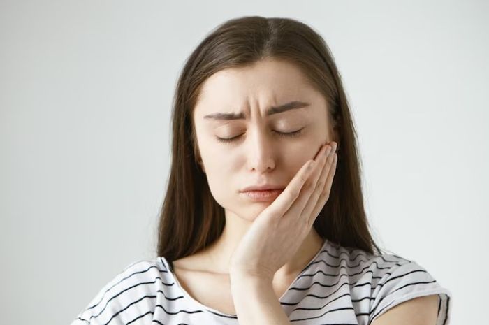 Cara Mengatasi Gigi Ngilu Saat Minum Es, Ini yang Bisa Dilakukan ...