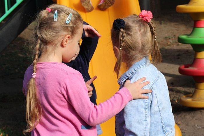 10 Contoh Dialog Asking and Giving Opinions 3 Orang dan Artinya - Kids