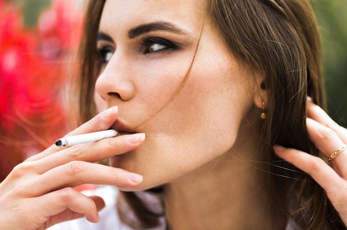3 Cara Mencerahkan Bibir Hitam Akibat Merokok, Coba Pilih Salah Satu ...