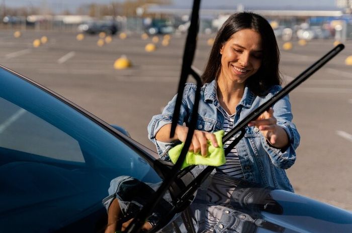 4 Cara Mudah Bersihkan Wiper Mobil, Gampang! Pasti Kamu Bisa Sendiri!