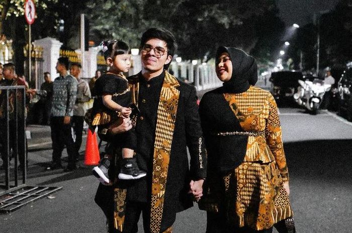 Tampil Gemas dalam Busana Batik, Ameena Balas Lambaian Tangan Presiden ... Tampil Gemas dalam Busana Batik, Ameena Balas Lambaian Tangan Presiden ...