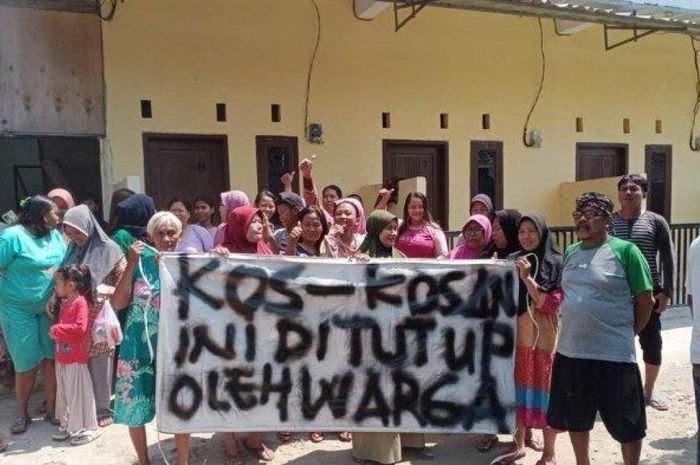 Diduga Jadi Tempat Bisnis Esek-esek, Emak-emak Gerebek hingga Segel Paksa Kos-kosan per Jam di ...