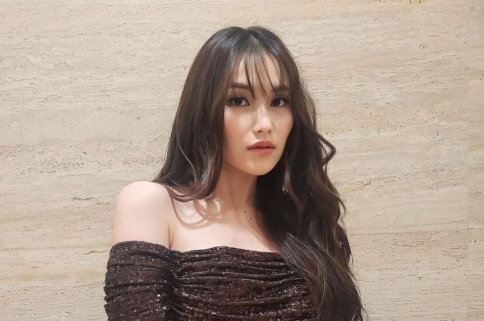 Ayu Ting Ting Tampil Seksi Dalam Balutan Dress Off Shoulder, Body Rampingnya Ga Kalah Sama ABG!