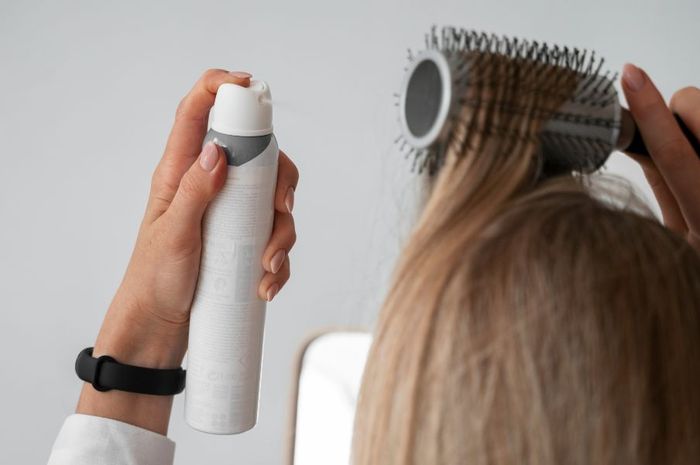 Cara Pakai Dry Shampoo yang Benar, Rambut Bebas Lepek Seharian - Stylo