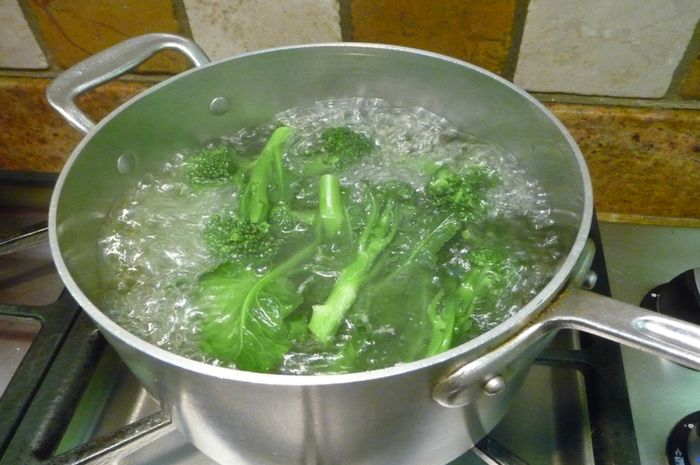 Gak Bakal Kecoklatan, Begini Cara Tepat Merebus Sayur Agar Warnanya ...