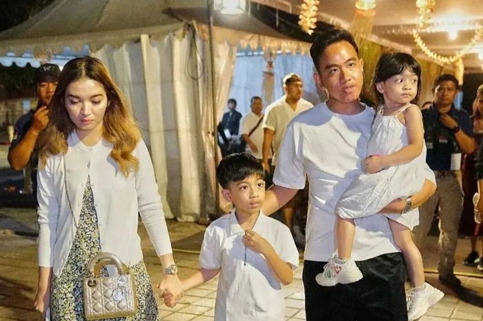 Gemasnya Jan Ethes saat Main Sepedaan di Dekat Rumah, Sosok Paspampres ... Gemasnya Jan Ethes saat Main Sepedaan di Dekat Rumah, Sosok Paspampres ...