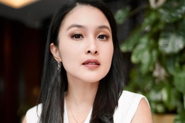 Jadi Istri Konglomerat Tajir, Gaya Old Money Sandra Dewi Tenteng Tas Chanel Elegan Banget!