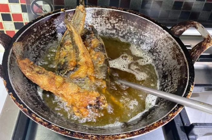 Tak Perlu Lagi Pakai Tutup Panci, Begini Cara Menggoreng Ikan Lele Agar ...