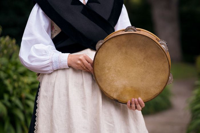 Mengenal 10 Alat Musik Ritmis, dari Kastanyet hingga Tamborin, Materi ...