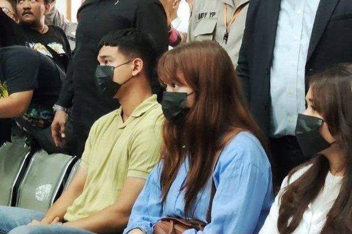 Bantah Isu Putus, Fadly Faisal Setia Temani Rebecca Klopper di Sidang Video Syur hingga Beri ...