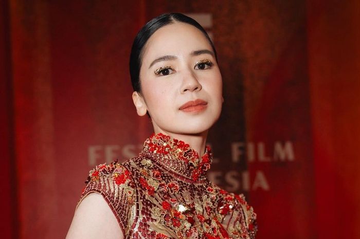 Elegannya Laura Basuki Kenakan Dress ala Cheongsam di Festival Film ...
