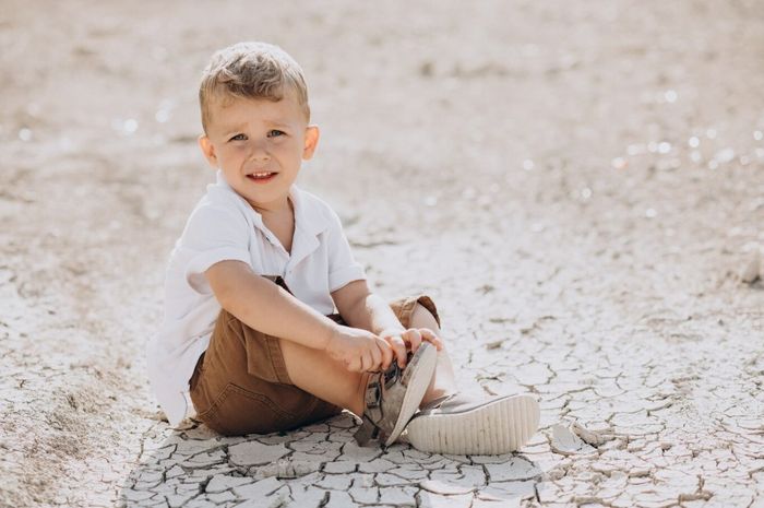 Cara Tepat Mengajarkan Anak Pakai Sepatu Sendiri Sejak Dini, Lakukan ...