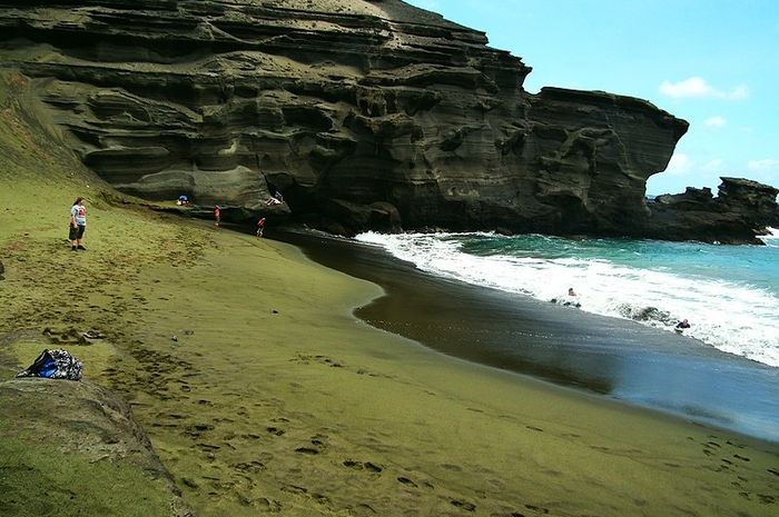 Pantai Unik Berpasir Hijau, Mengapa Pantai Papakolea Punya Warna Pasir ...