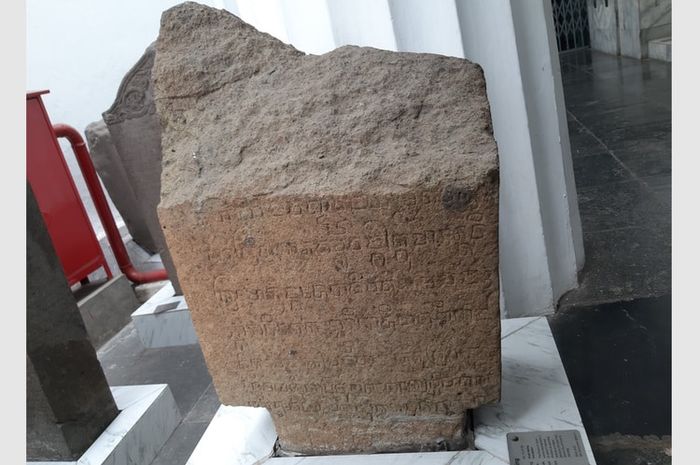 5 Prasasti Peninggalan Kerajaan Kediri - Adjar