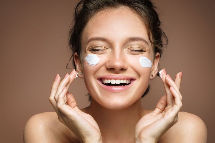 Sering Pakai Tone Up Cream untuk Memutihkan Wajah? Ini Akibatnya - Stylo Sering Pakai Tone Up Cream untuk Memutihkan Wajah? Ini Akibatnya - Stylo