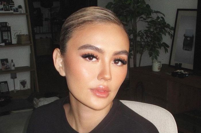 Karir Makin Mentereng, Agnez Mo Tampil Elegan dengan Batik Mewah di Konferensi Internasional!