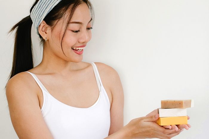 5 Pilihan Sabun Batang Pemutih Badan untuk Mandi, Harga Terjangkau! - Stylo
