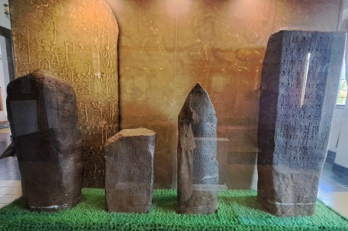 Isi 7 Prasasti Yupa Peninggalan Kerajaan Kutai - Adjar