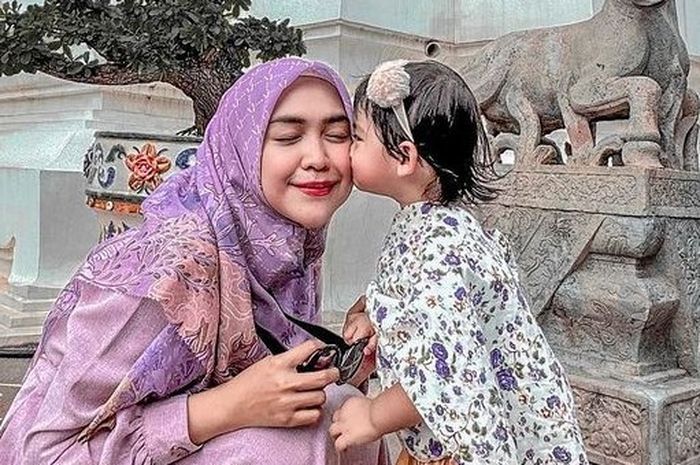 Pergi ke Thailand Berdua Anak, Intip 3 OOTD Liburan Ria Ricis yang ...