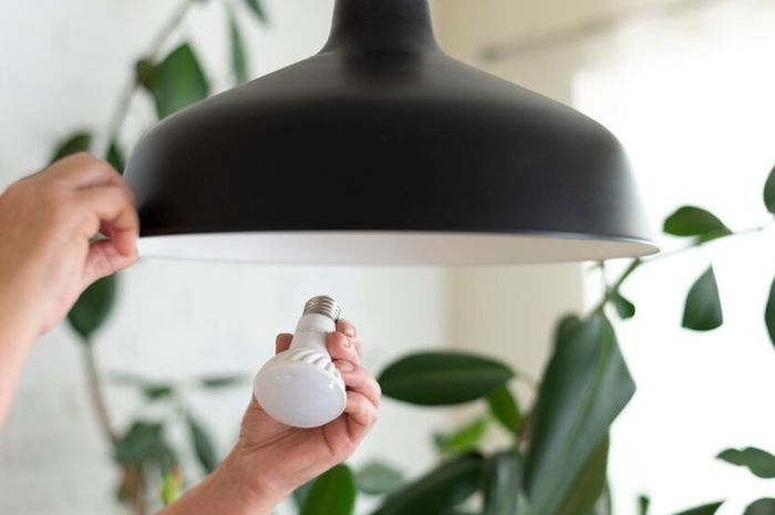 Cara Mengganti Lampu Rumah Yang Tinggi Tanpa Tangga Solusi Kreatif Untuk Kebutuhan Rumah Nakita