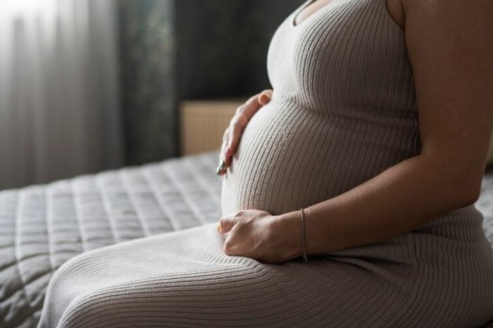 Manfaat Mengajak Bicara Janin di Dalam Kandungan, Jangan Disepelekan Moms! - Nakita