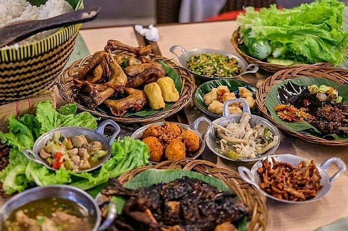 7 Rekomendasi Tempat Makan Keluarga di Bandung dengan Harga Terjangkau dan Menu Beragam - Sajian ...