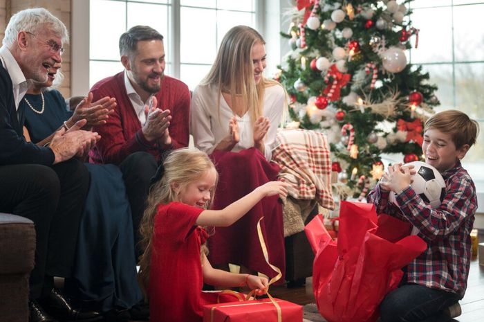 6 Ide Kegiatan Natal, Bisa Dilakukan dengan Keluarga di Rumah - Bobo
