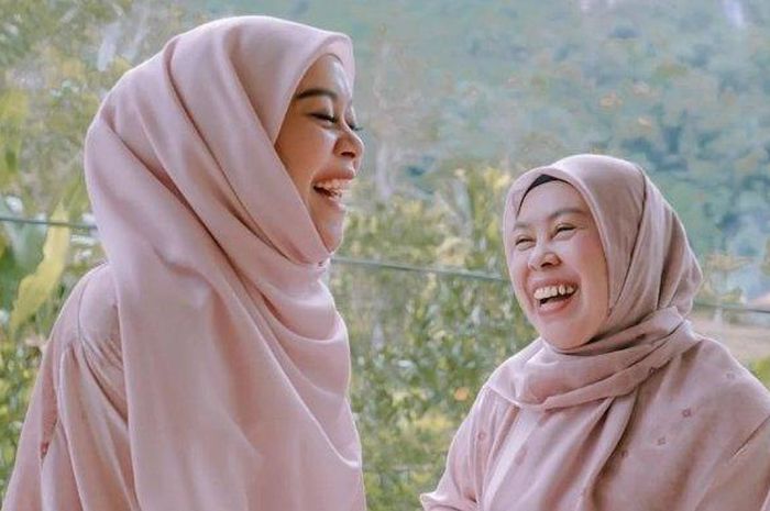 Tiba di Lokasi Ulang Tahun Baby L, Sikap Ibunda Lesti Kejora yang Tak Senyum Tuai Kritikan ...