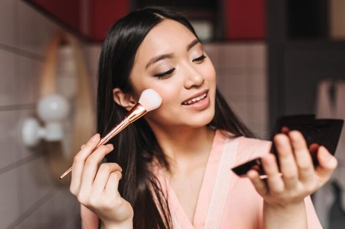 Ciri-ciri Makeup Cocok dengan Kulit, Ini Panduan Memilih Produk Kecantikan yang Tepat - Nakita