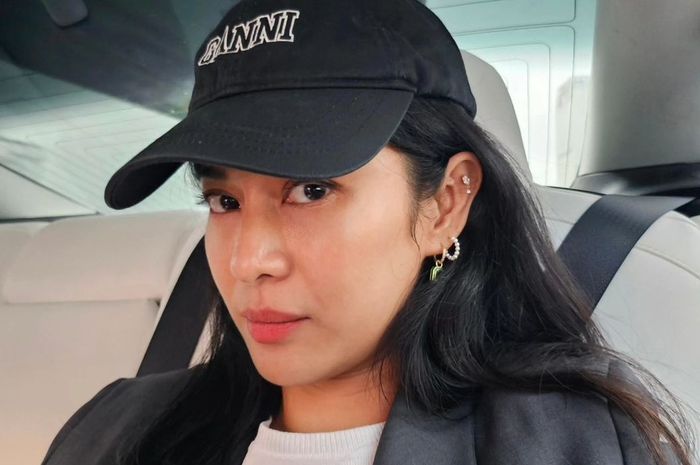 Sekilas Tampak Sederhana Ootd Dian Sastro Ternyata Dilengkapi Tas
