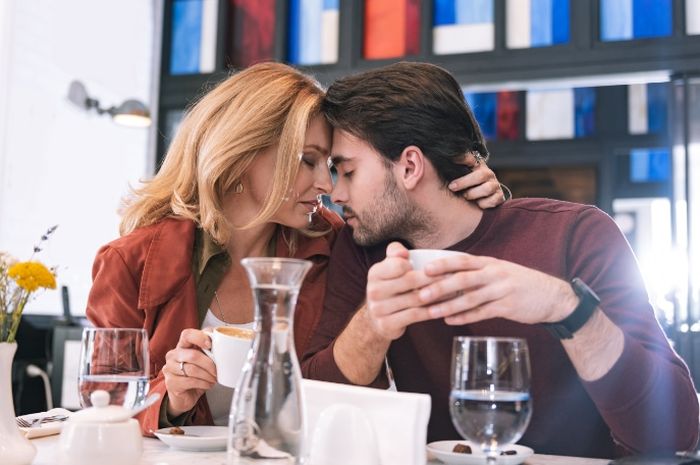 7 Keuntungan Pacaran Sama Cowok Yang Lebih Muda Lebih Enerjik