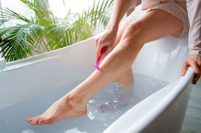 Mencukur Bulu Kaki Dapat Melebatkan, Cuma Mitos? Ini Buktinya! - Stylo