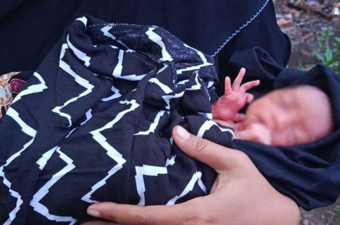 Astaghfirullah, Bayi Laki-laki dalam Kardus Dibuang Orang Tuanya Depan ... Astaghfirullah, Bayi Laki-laki dalam Kardus Dibuang Orang Tuanya Depan ...