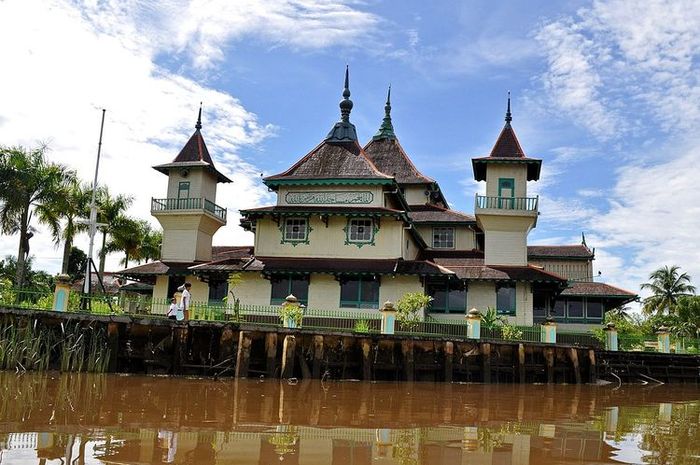 Jejak Sejarah Kerajaan Sambas, Kerajaan Islam Pertama di Kalimantan ...